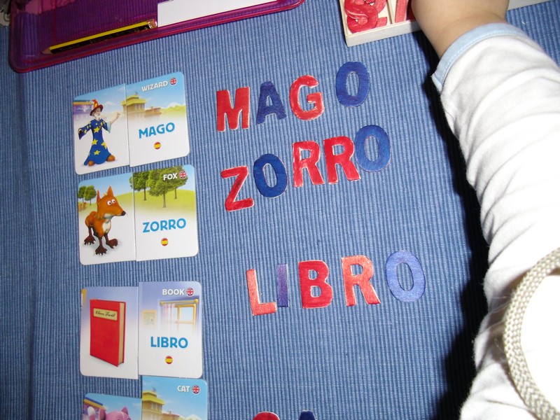 Trasteando en casa: Jugando con el abecedario móvil