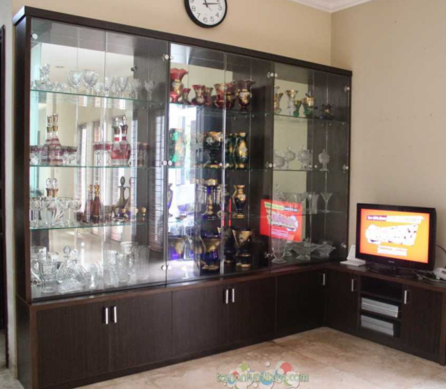 INSPIRASI..!! Inilah 30 Model Lemari Hias Kaca Ruang Tamu Minimalis ...