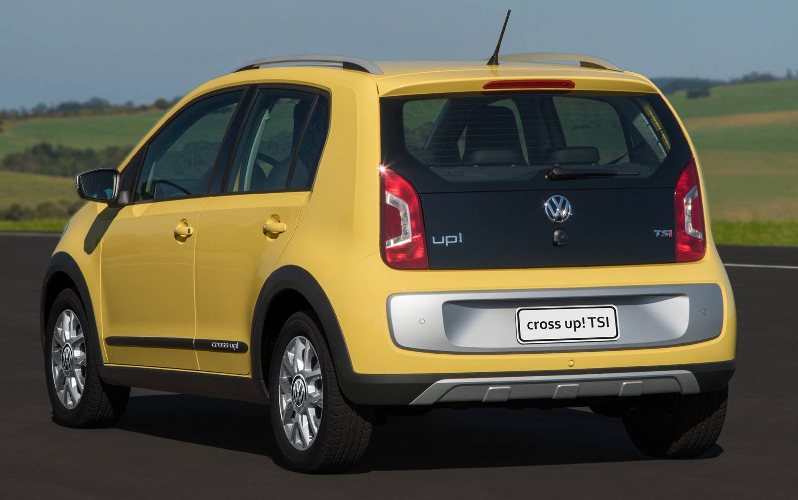 Volkswagen Cross Up! comemora um ano de mercado