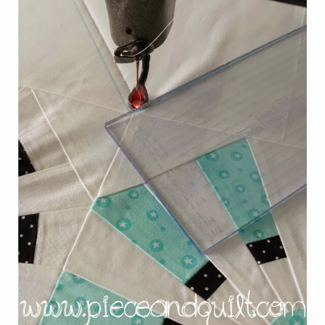 How to: Machine Quilt a Modern Triangle Border | Piece N Quilt | Bloglovin’
