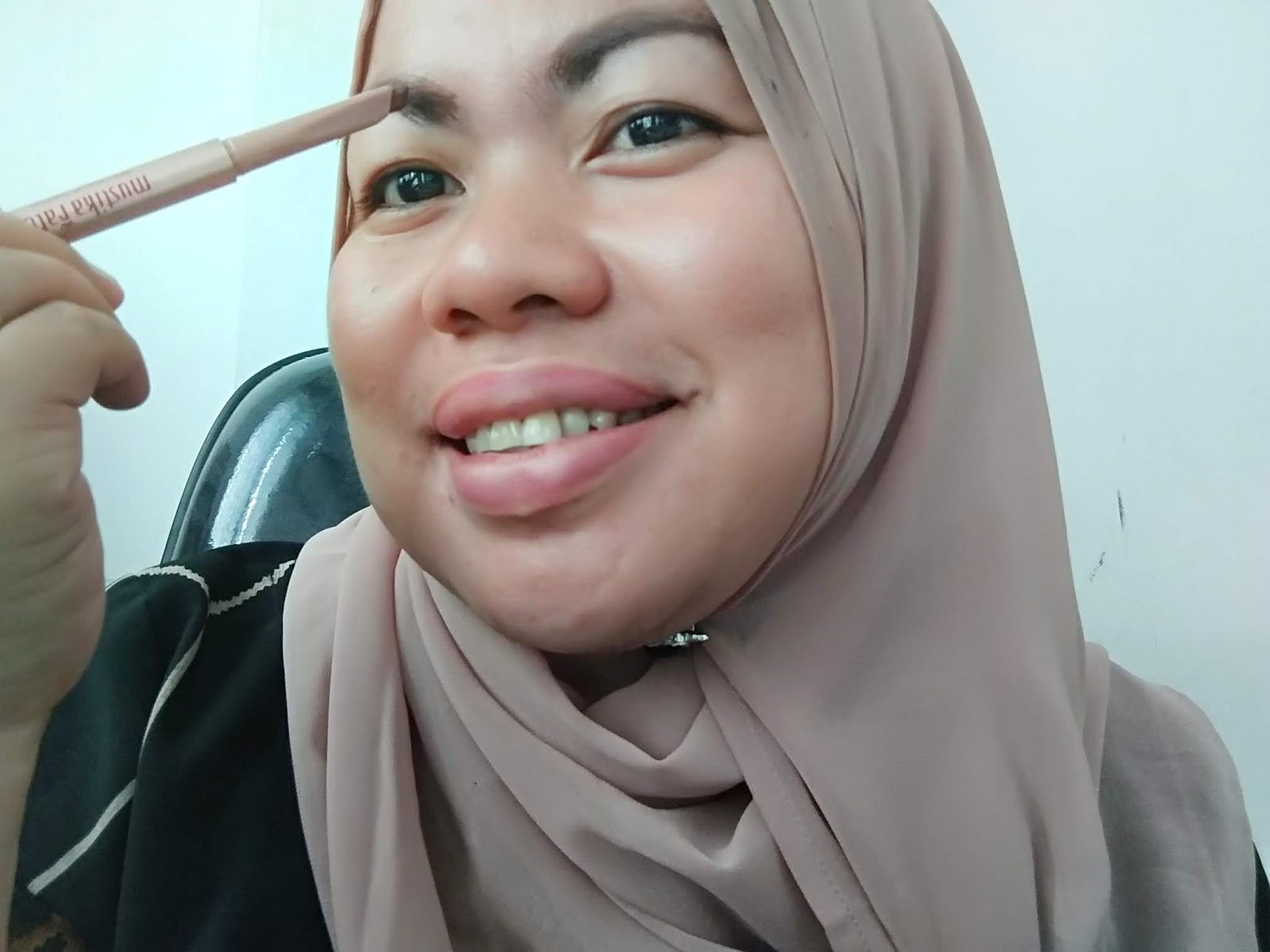 Tampil Mewah Dengan Pensil Alis dan Lip Cream Beauty Queen Series