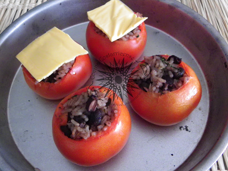 Cocina Costarricense: tomates rellenos de gallo pinto