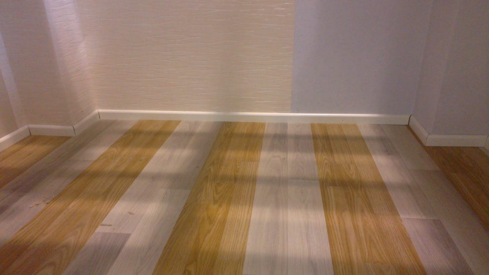 remppapirkon päiväkirja: Laminaatti,listat ja muovimatto