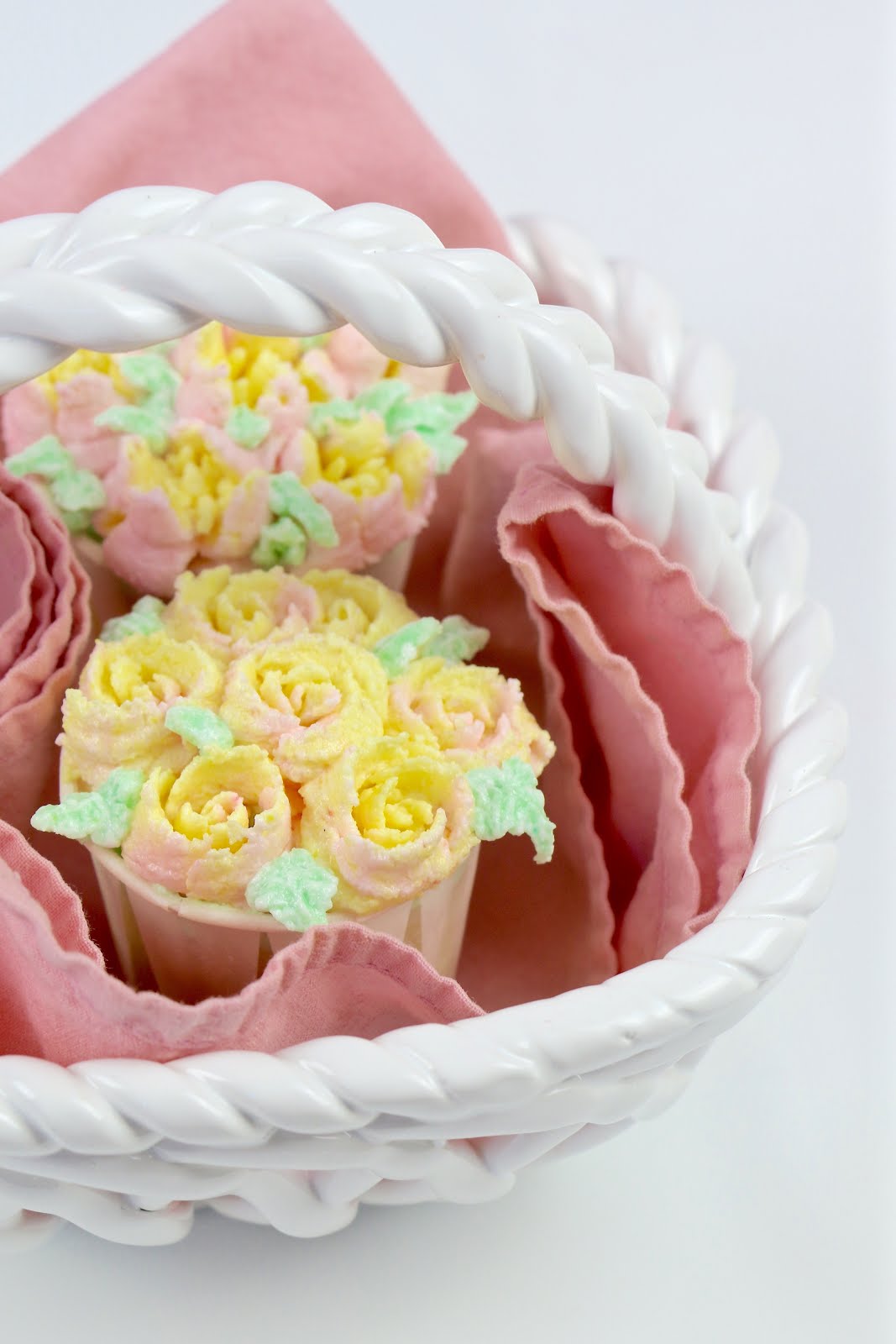 {VIDEO} Russian Piping Tip Flower Cupcakes - The Lindsay Ann