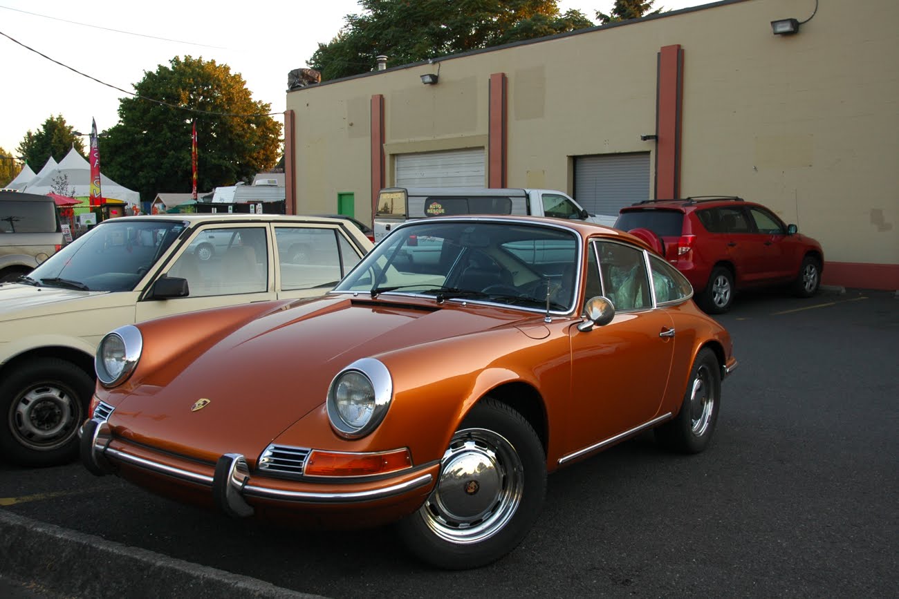 OLD PARKED CARS.: 1967 Porsche 912.
