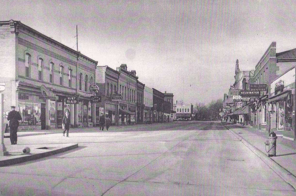 MENASHA: Downtown Looking West