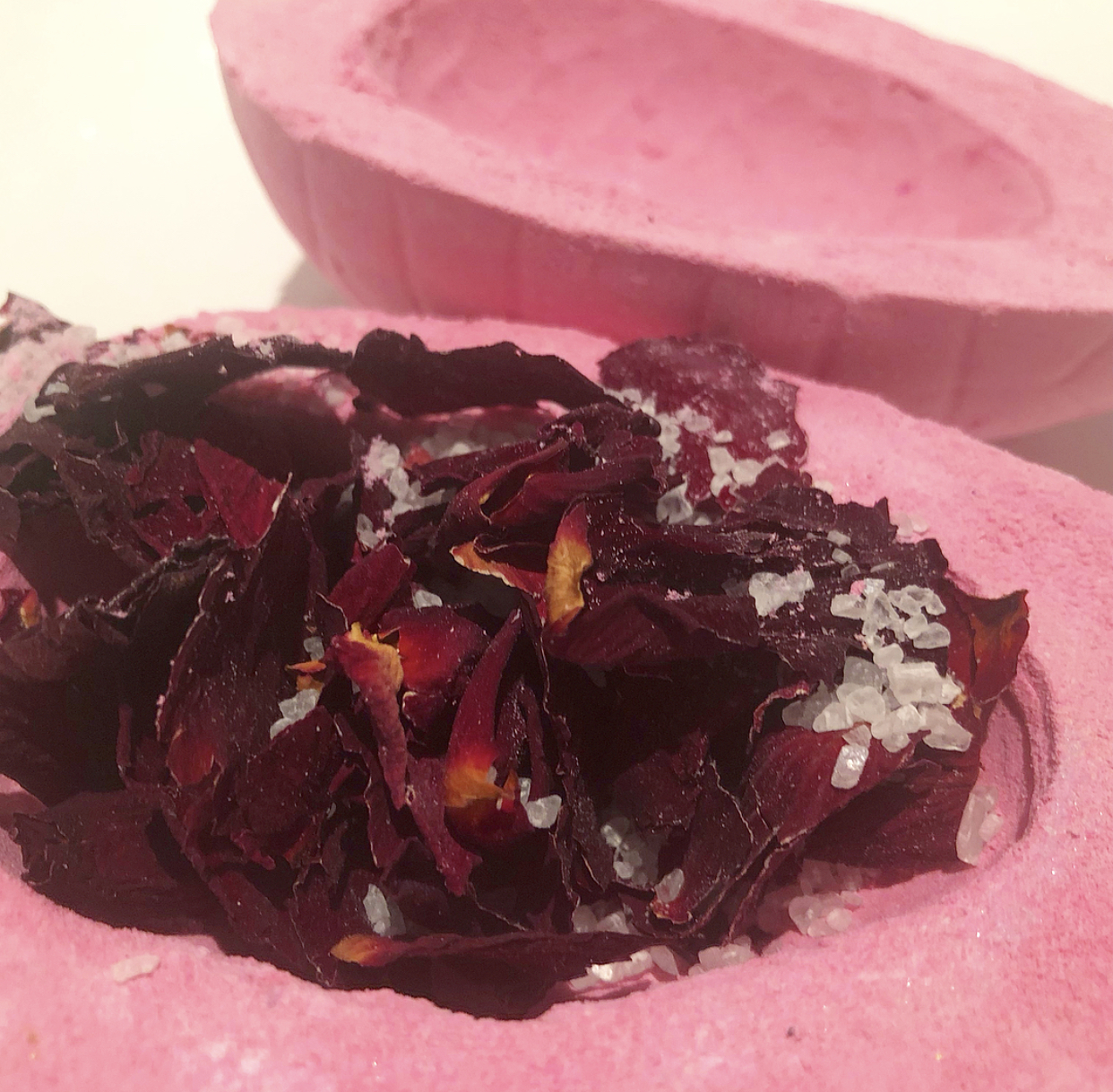 All Things Lush UK: Rose Bombshell Egg Bath Bomb