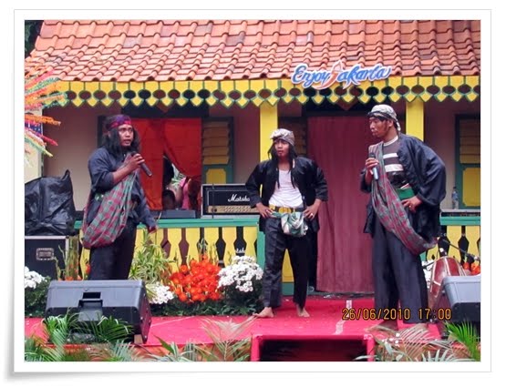 the unique cultures in indonesia: Lenong