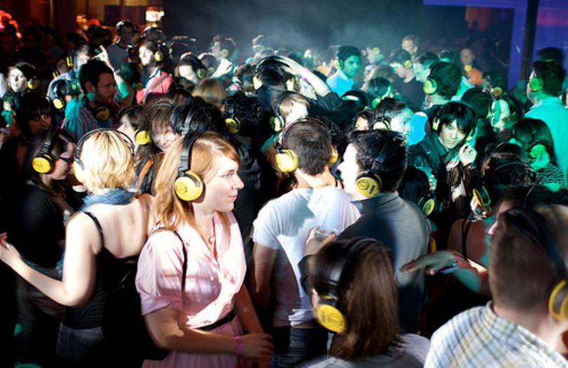 Rebuilding Place in the Urban Space: Silent discos as multithreaded and ...