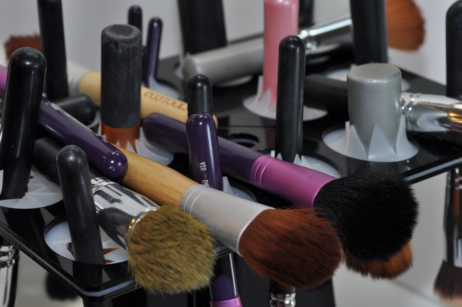 Benjabelle Makeup Brush Tree Review - The Shades Of U