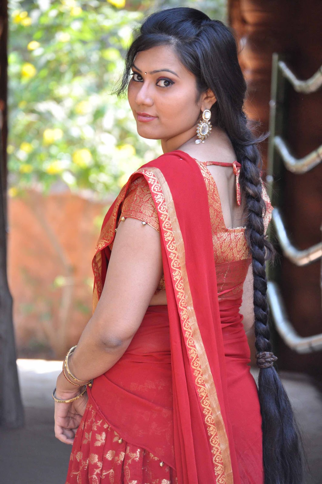 Indian Actress Photo Gallery : Samasthi Clevage Pics in Red Saree