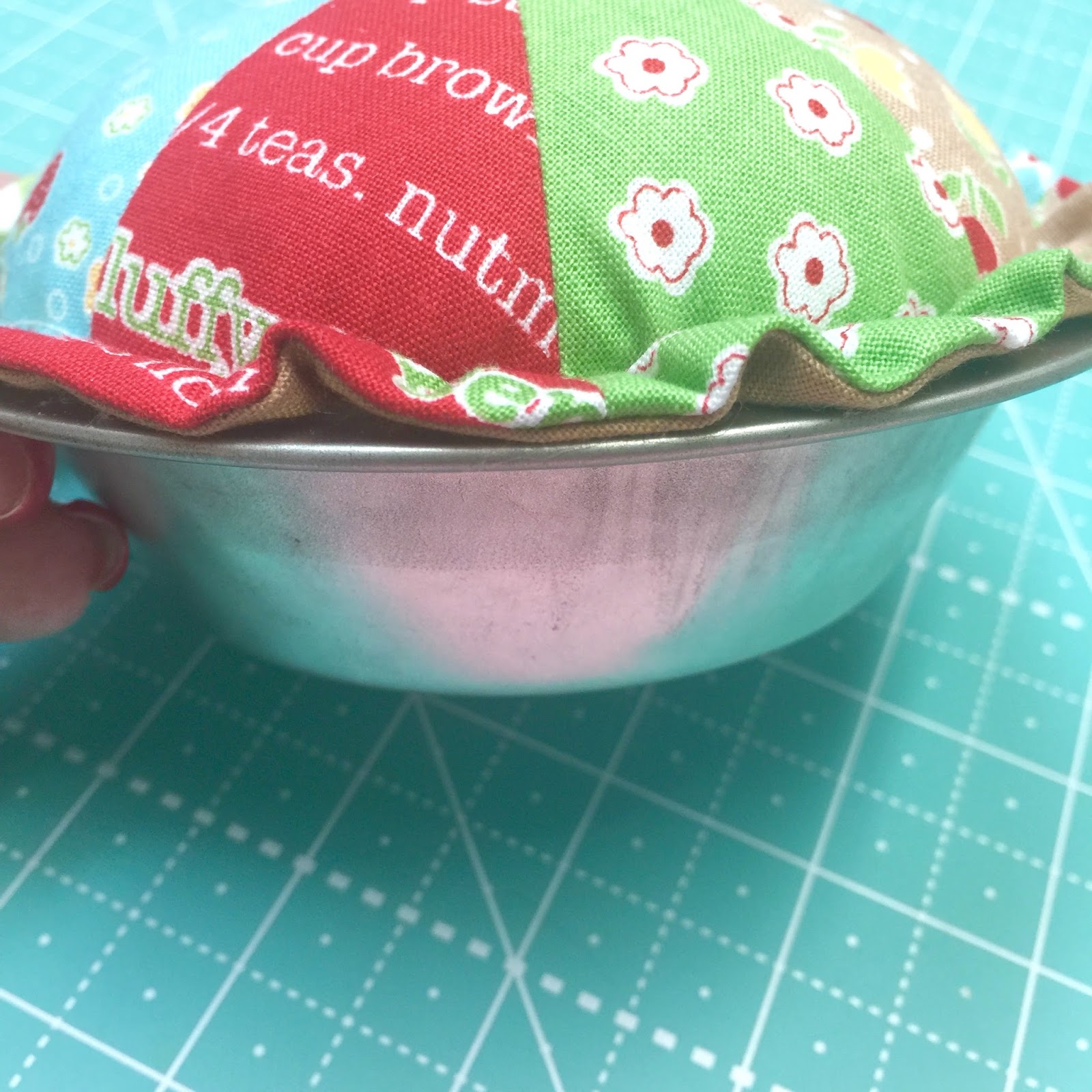 Bee In My Bonnet: Cutie Pie Pincushion Tutorial!!