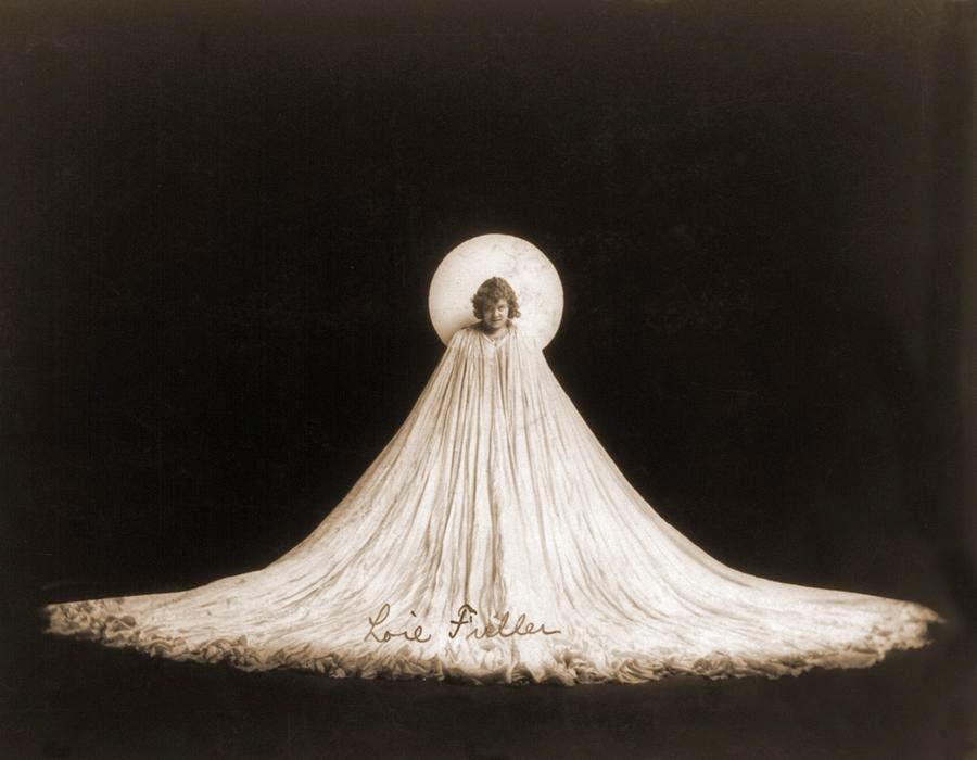 Amazing Vintage Photos of Loie Fuller Dancing from the Late 19th ...