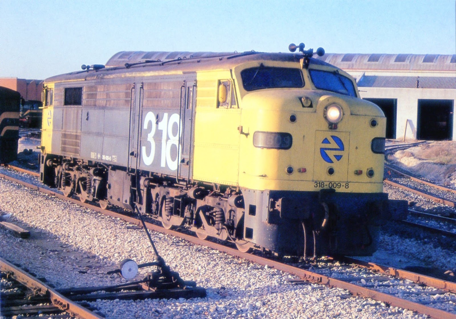 Rails sense fronteres: Locomotores Dièsel-elèctriques, sèrie 318 de Renfe.