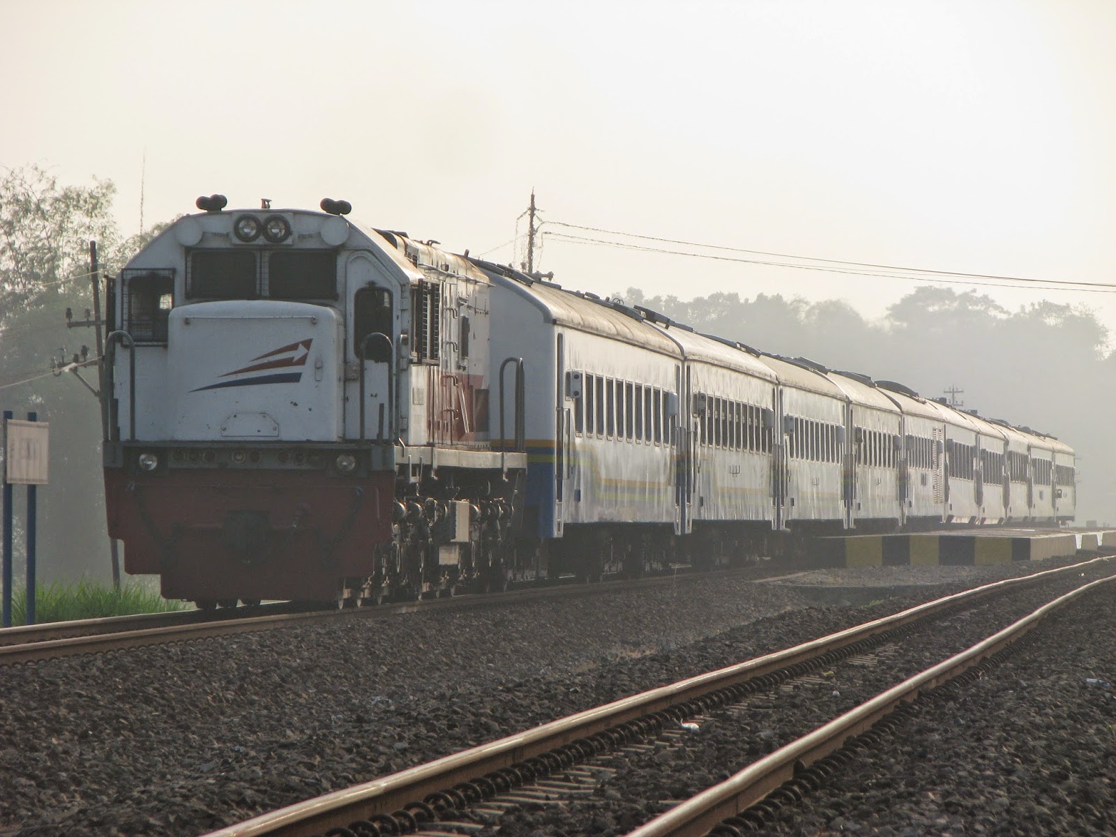 Kereta Api Indonesia: Rangkaian Sancaka Lebaran Tertahan Sinyal di ...