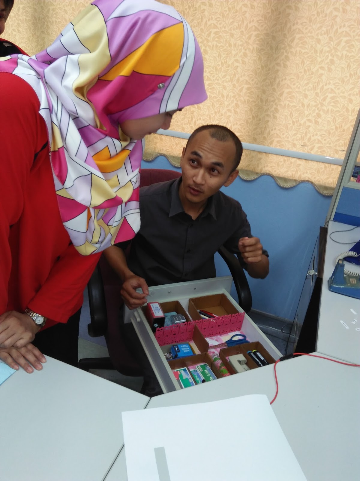 NILAM EKSA PK UiTM: Latihan membuat label alatulis di laci padestel