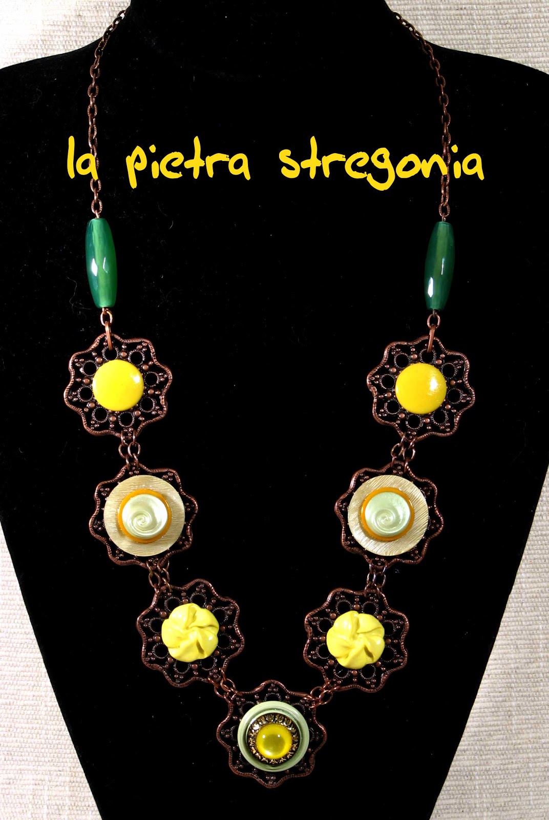 la pietra stregonia: LE COLLANE CON I BOTTONI