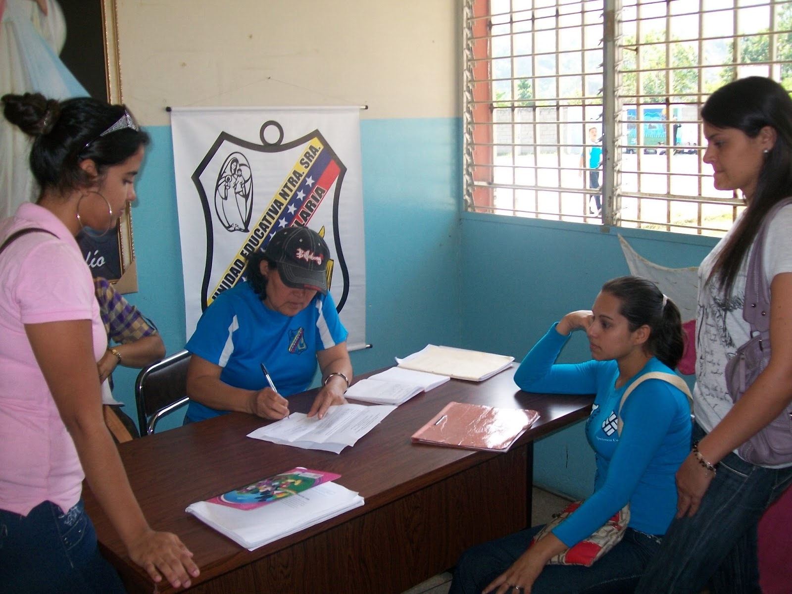 SERVICIO COMUNITARIO: FOTOS EN LA ESCUELA POR SERVICIO COMUNITARIO