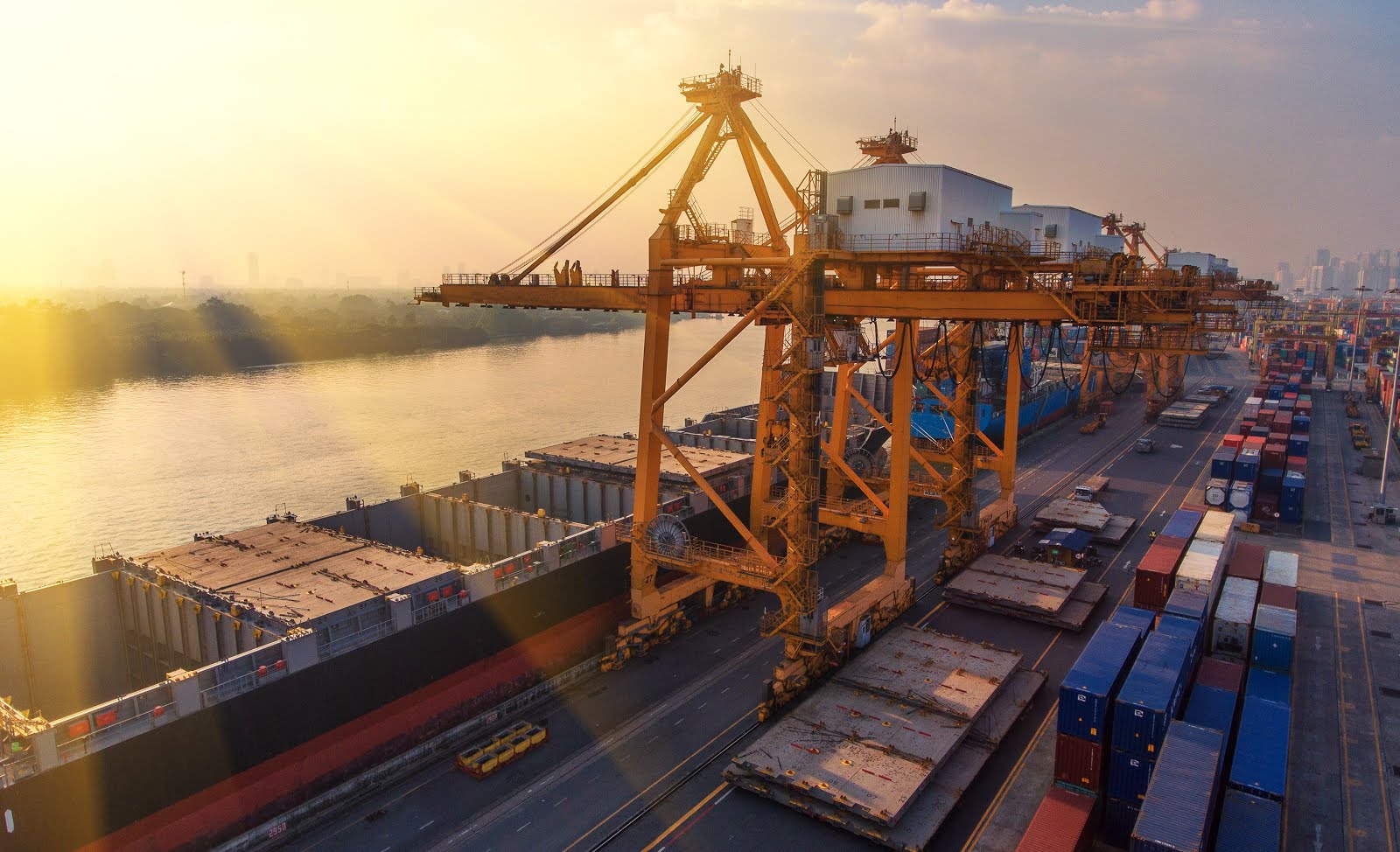 Di Pelabuhan Tanjung Emas Kini Ada Fasilitas Shore Power Connection