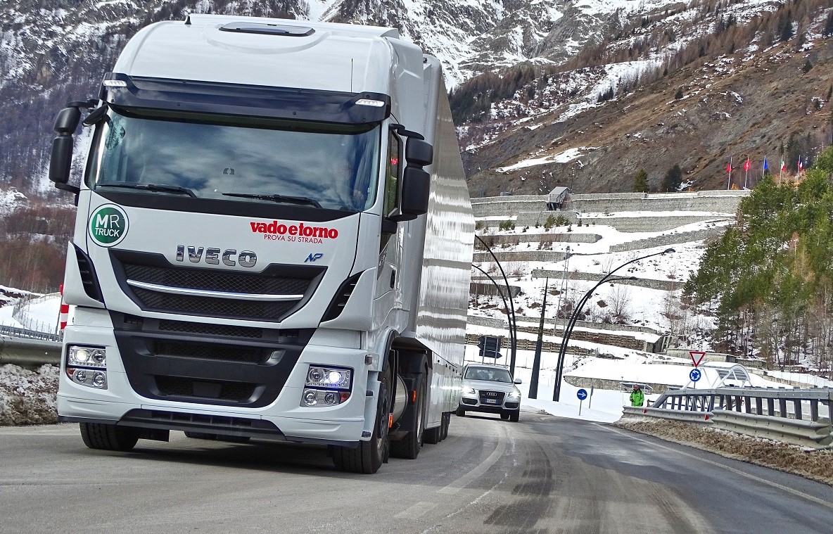 DIECIOCHO RUEDAS: IVECO POWERSTAR / STRATOR… CAMINO A LOS 20 AÑOS…