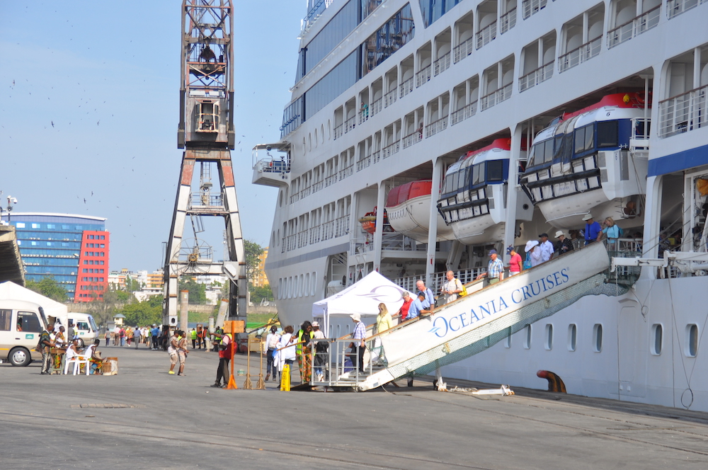 MELI YA WATALII 570 YATIA NANGA BANDARI YA DAR ES SALAAM. - MICHUZI BLOG