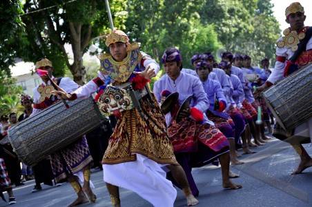 TARI ONCER: TARI ONCER TARIAN KHAS LOMBOK