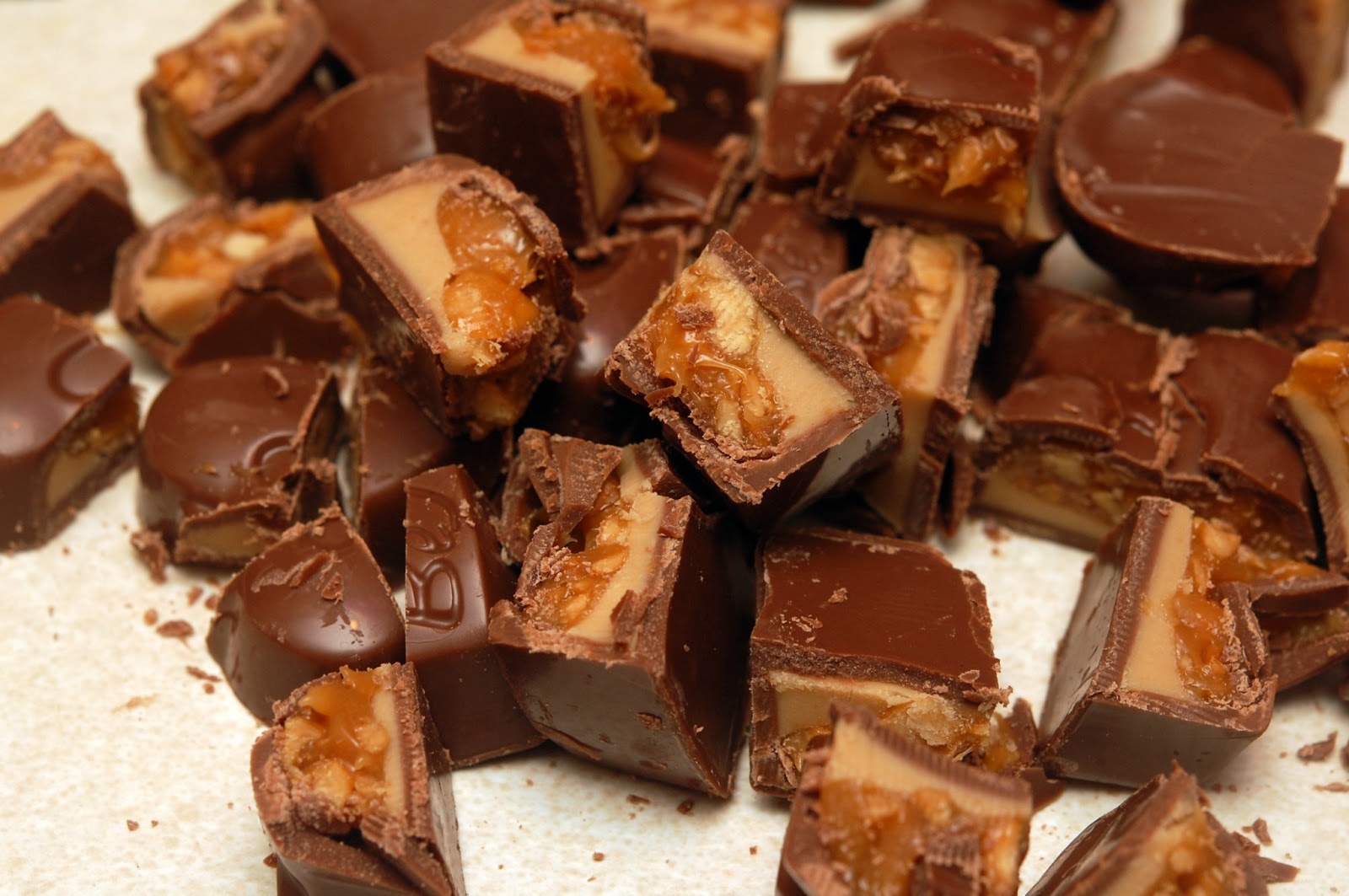 SNICKERS CHOCOLATE CHIP COOKIES - Hugs and Cookies XOXO