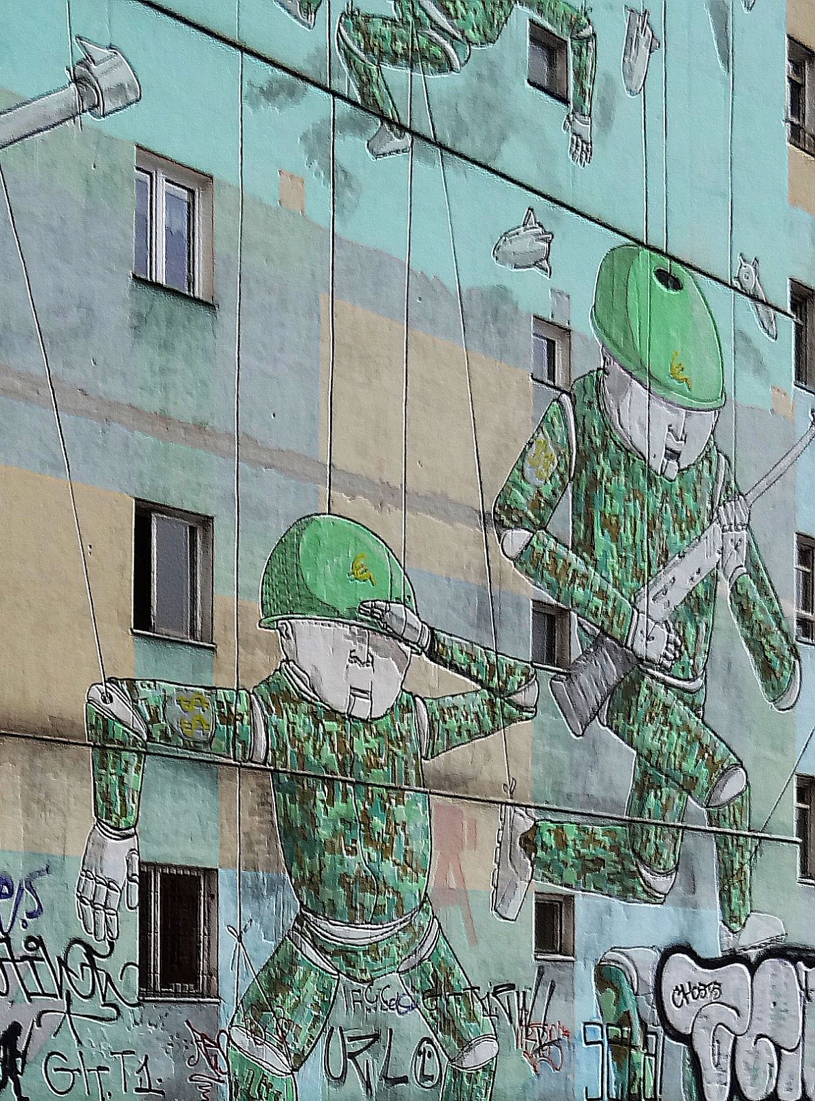 Marionetkowa armia na Kamienicy pod Żaglowcem. | Warszawista