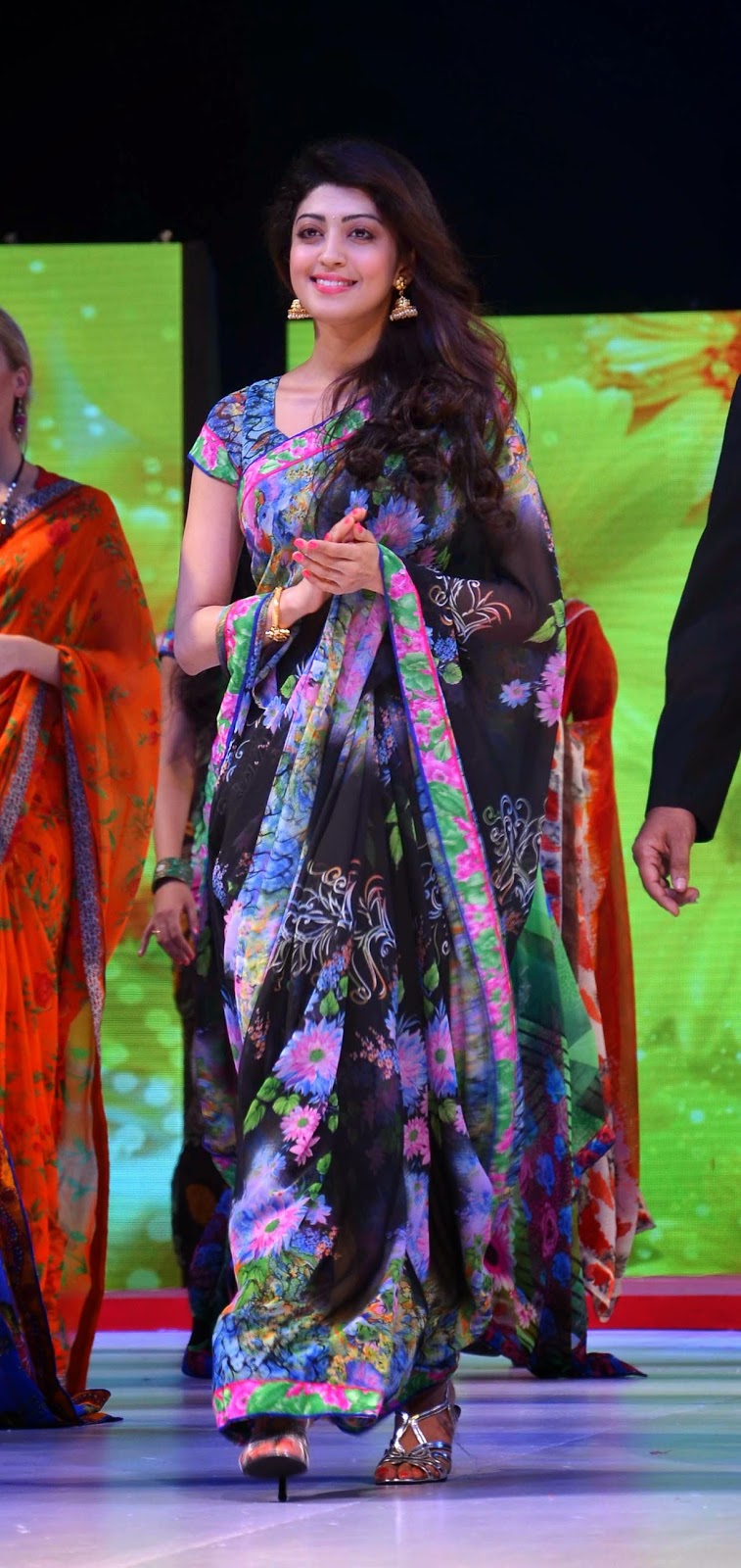 Pranitha ramp walk in Saree at Fashion Thrills Fashion Show | Stylish ...