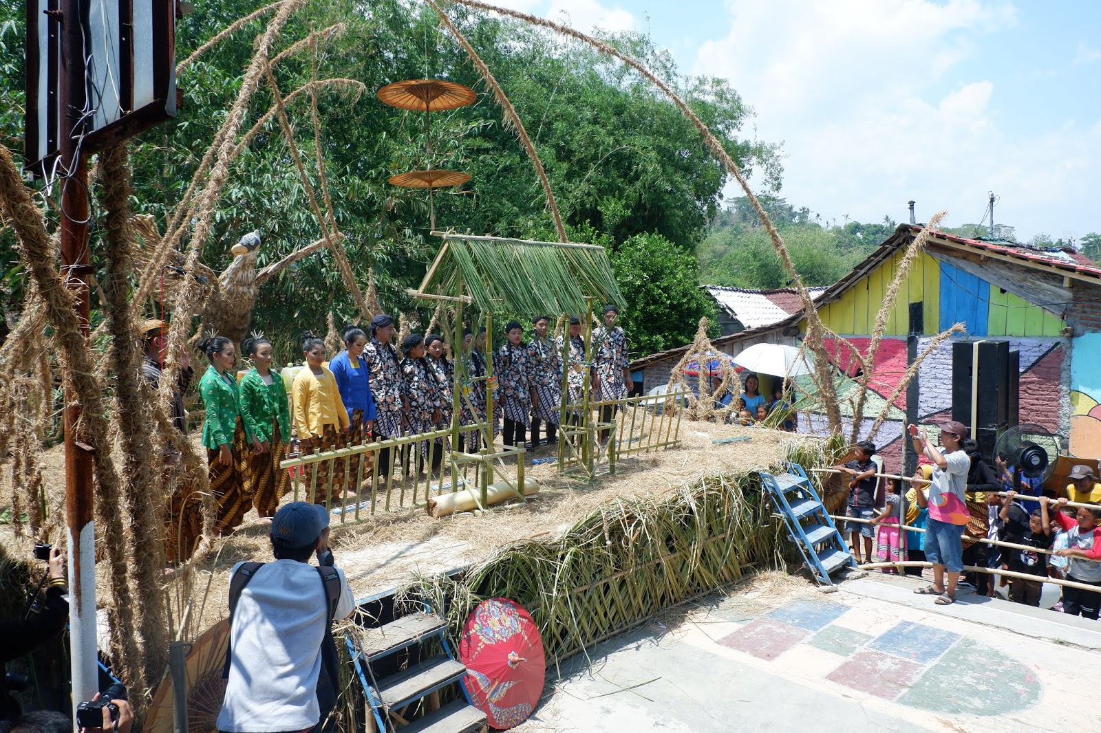 MENGENAL DRUMBLEK DI KAMPUNG RAGAM WARNA ~ DUNIAINDRA