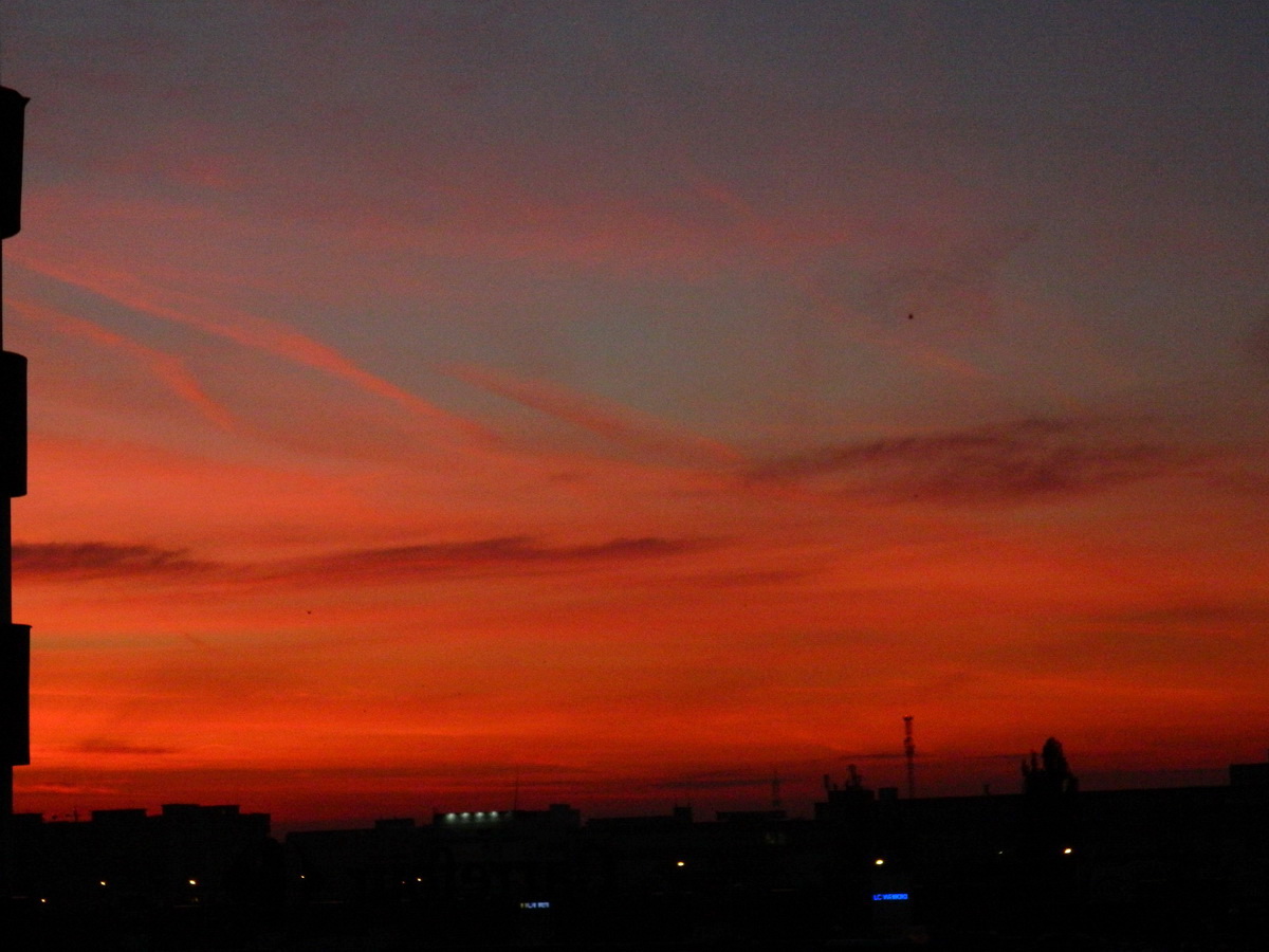 LA MULTI ANI, ROMANIA!: Cer colorat la rasarit