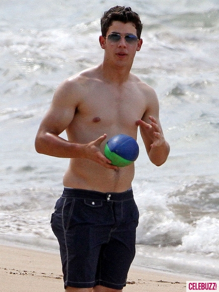 The Jonas Blog: OMJ!!! Jonas Brothers jugando en la playa...y ¡SIN CAMISA!