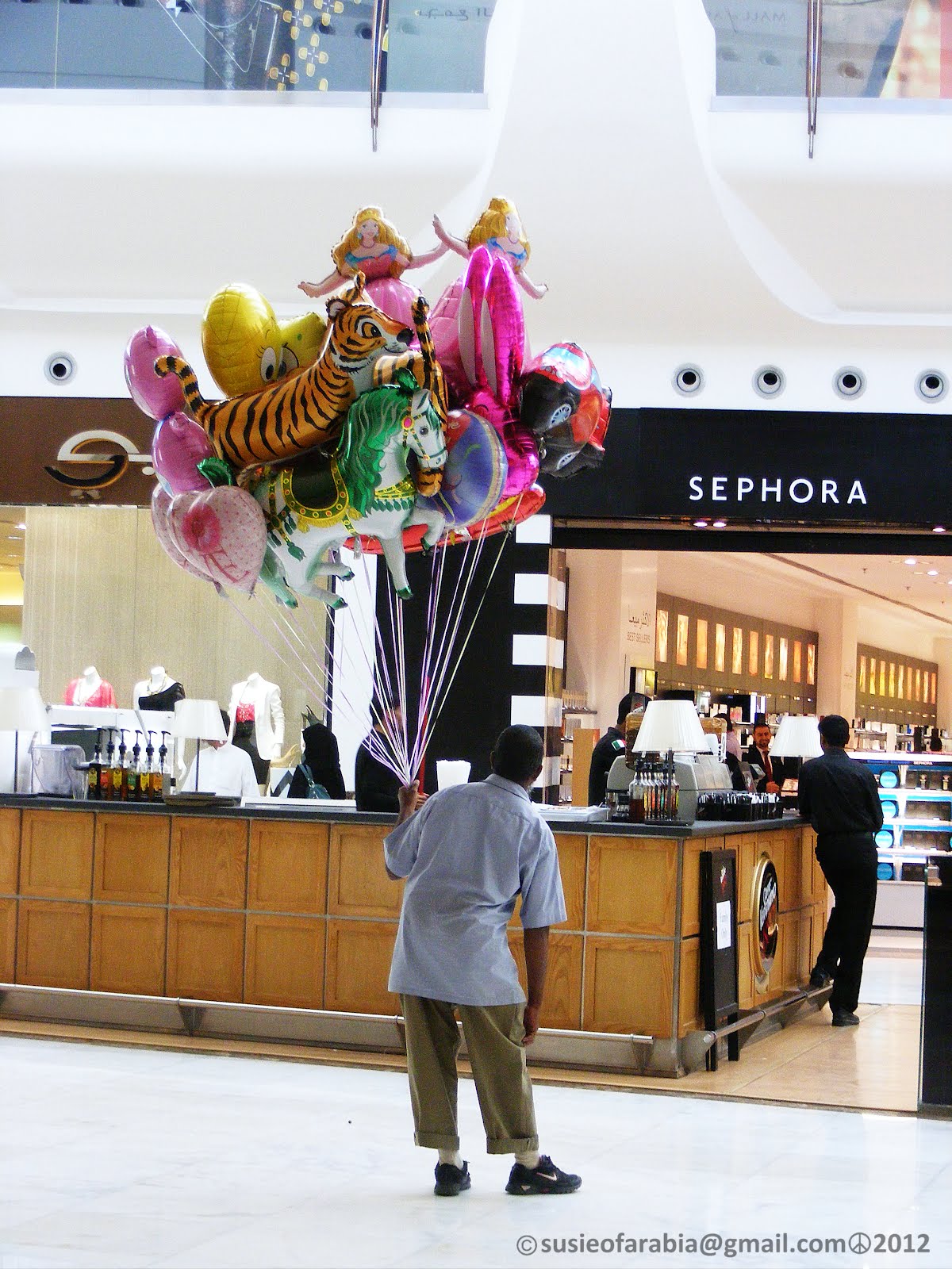 Jeddah Daily Photo: Mr. Balloon Mall Vendor Guy