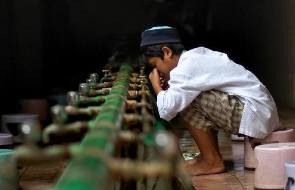 Tata Cara Wudhu Lengkap Beserta Syarat Sah dan Fardhu Wudhu | Media ...