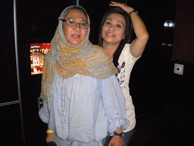 trilibrium: GAMBAR AZIZAH MAHZAN KINI BERTUDUNG