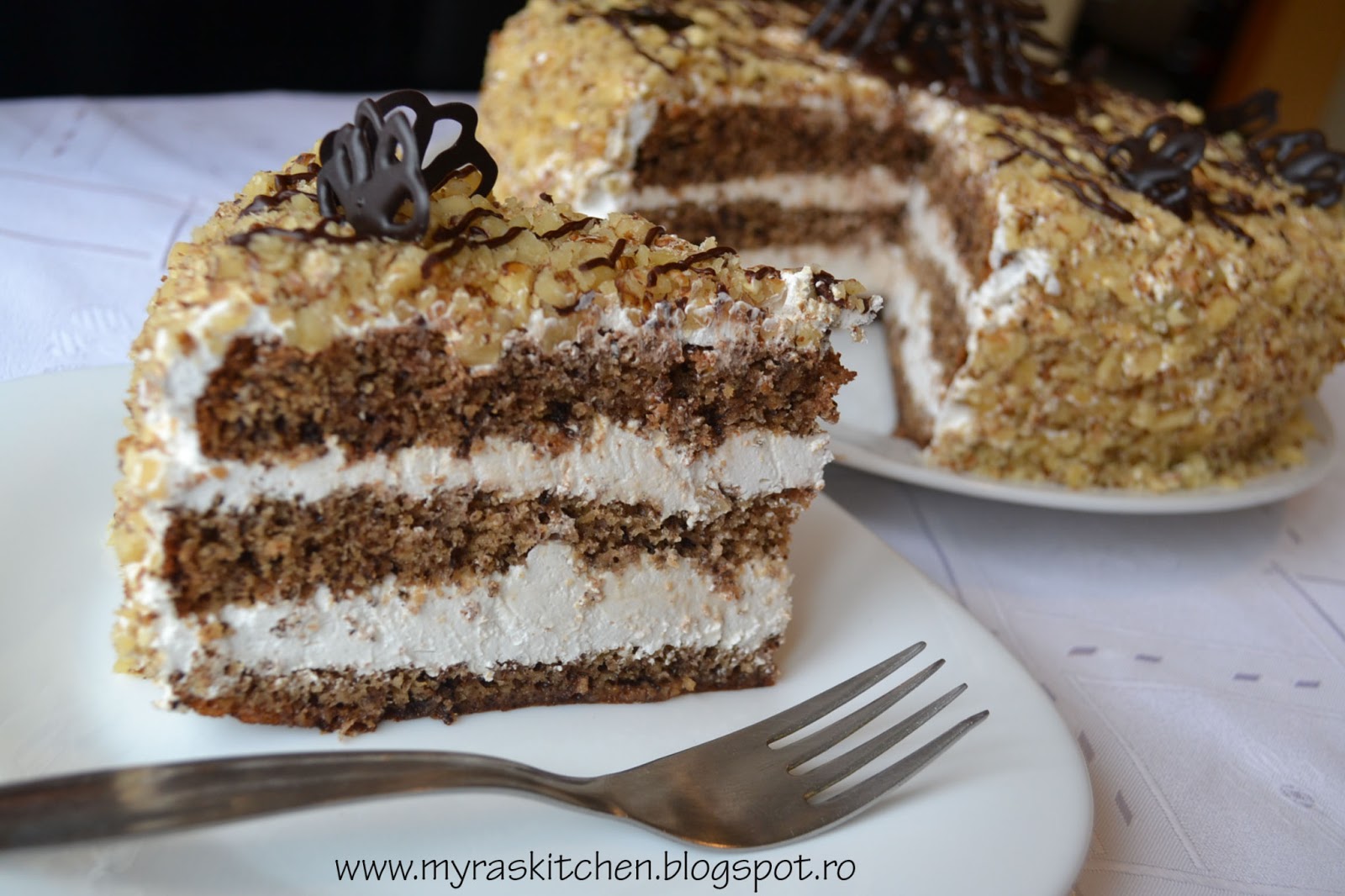 Myra's kitchen: Tort festiv cu nuci