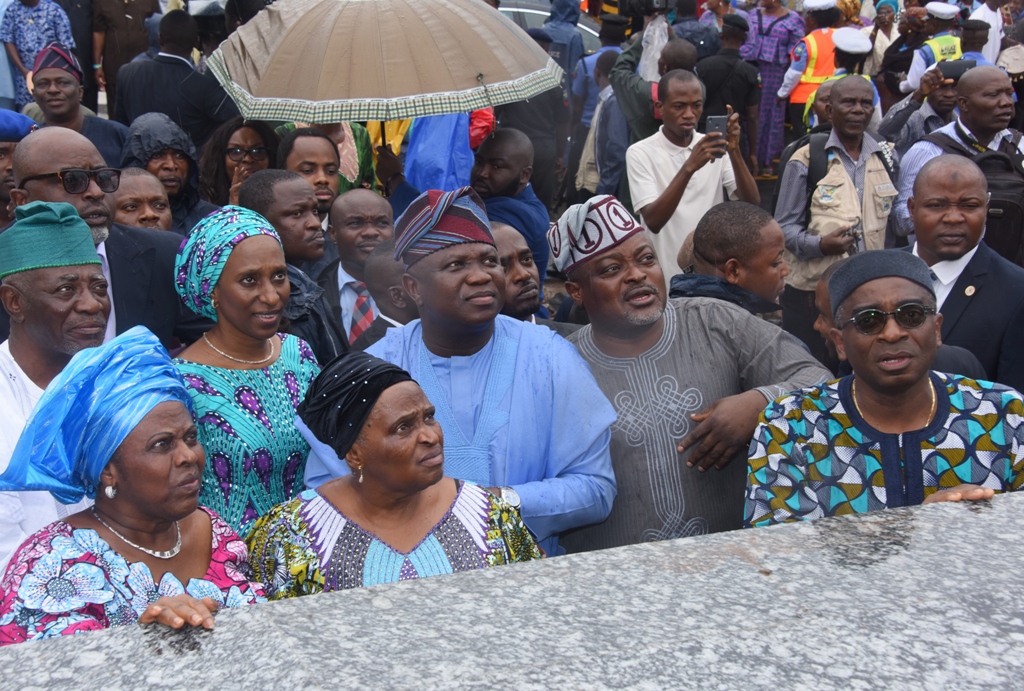 Ambode receives Awolowo family and unveils new 20-feet statue of PA ...