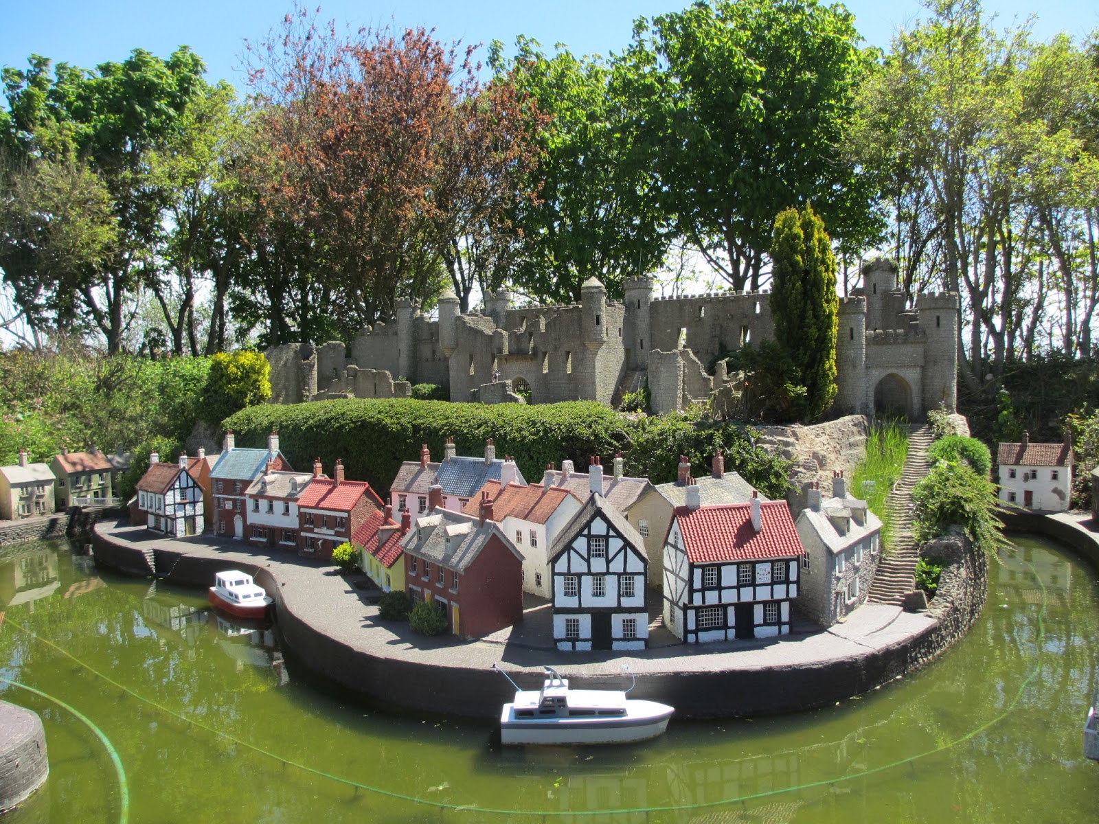 Eccentric England - nominated best Cosmopolitan Travel Blog : The model ...