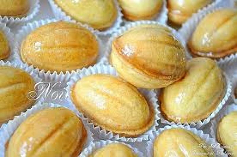 the art of cooking: small Cakes shaped nuts