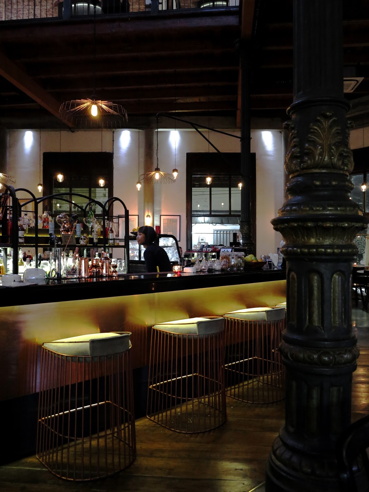 SPIEGEL BAR & BISTRO : Western Atmosphere Bar - ELIZABETHANNAH