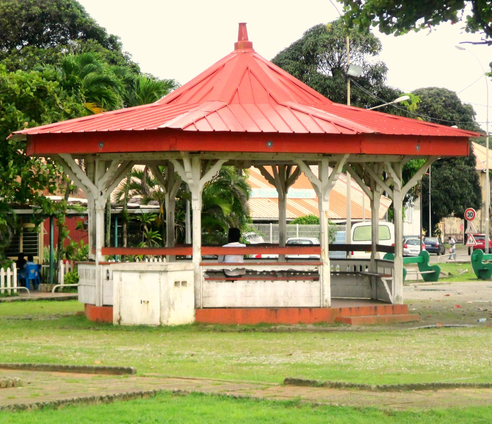Cayenne : Place des Amandiers - Les rêveries d'Isisya