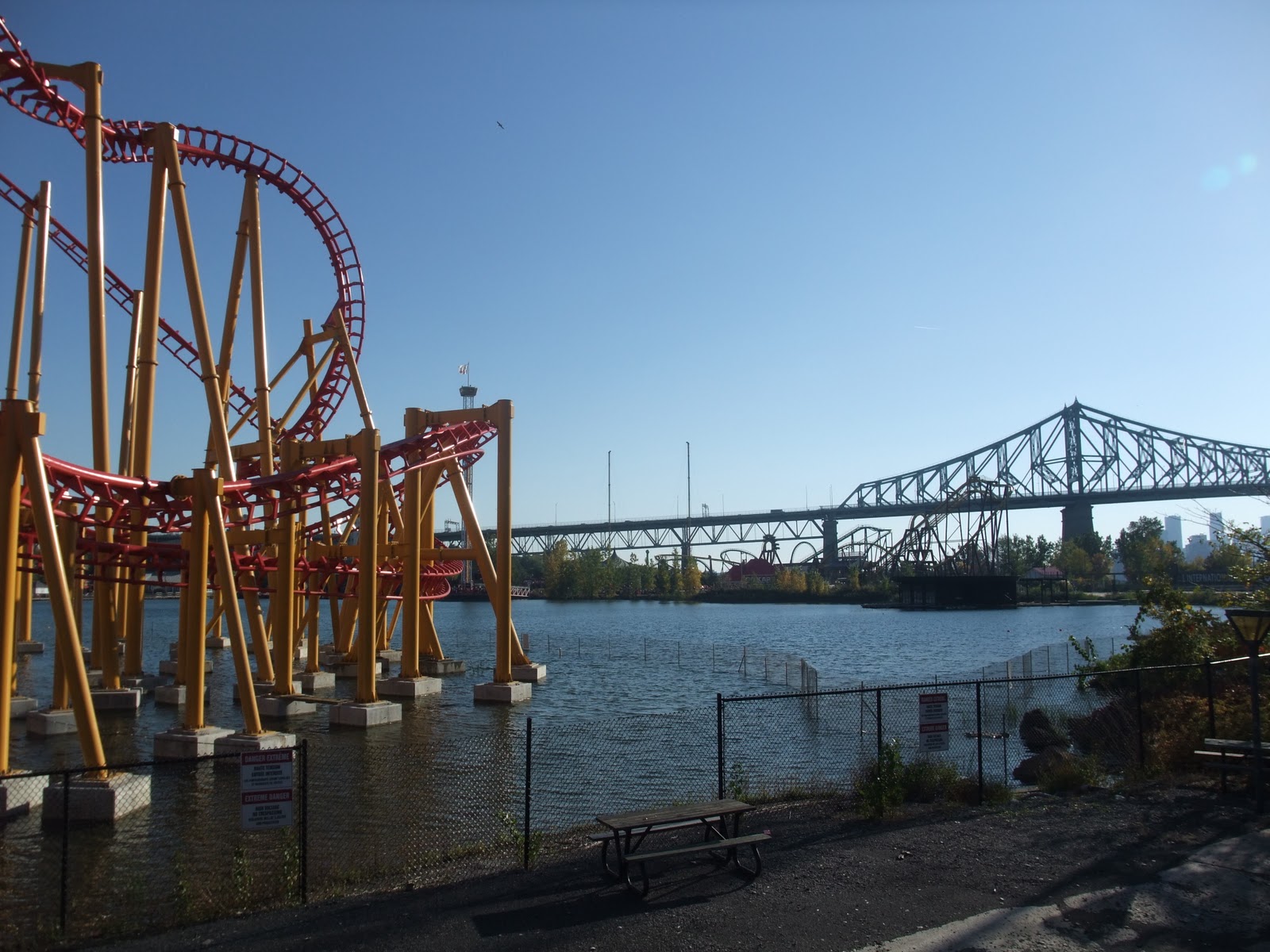 Une blonde et son chum au Québec: PARC D'ATTRACTION LA RONDE