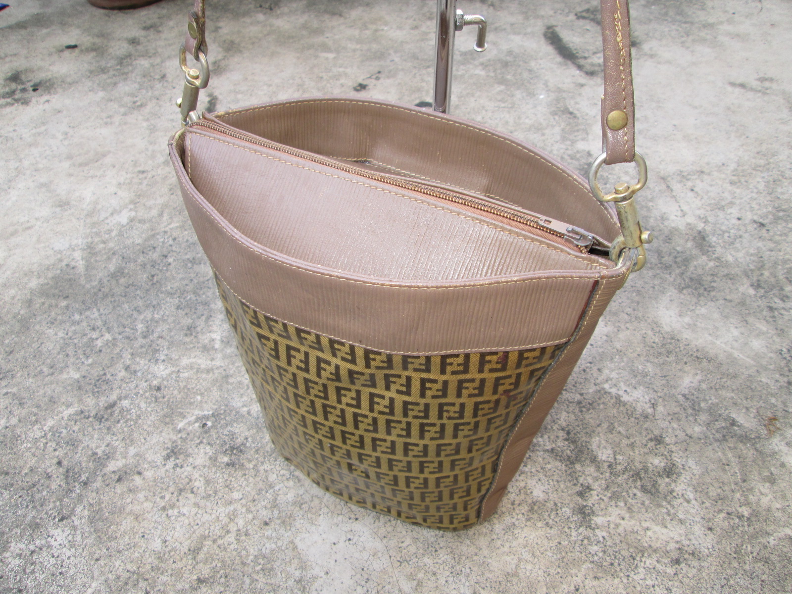d0rayakEEbaG: Vtg FENDI Roma Shoulder Bag(SOLD)