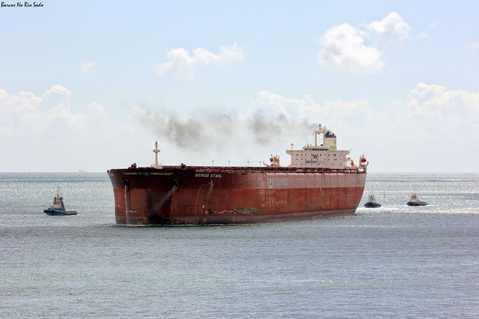 Barcos No Rio Sado: Berge Stahl, um gigante no Sado. Barcos No Rio Sado: Berge Stahl, um gigante no Sado.