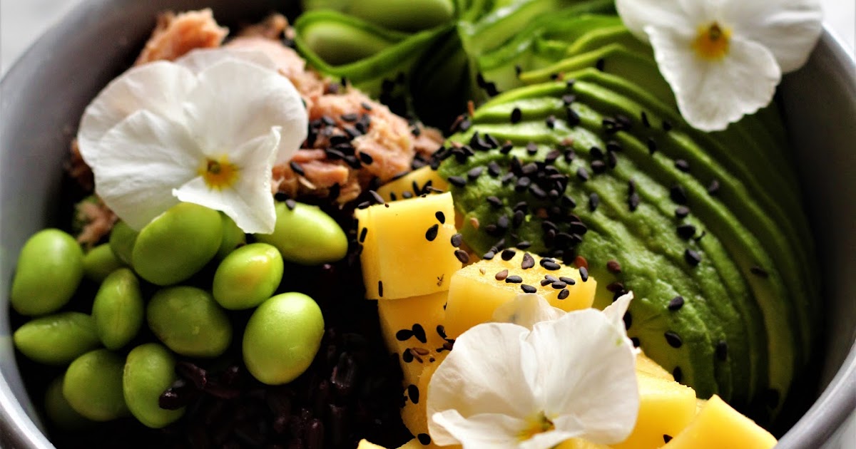 Hawaii'ansk poke skål med tun, sorte ris og mango