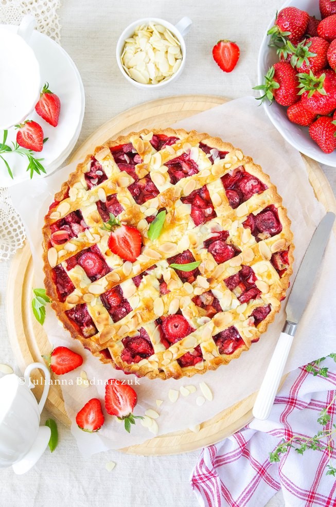 Obiad gotowy!: Tarta z truskawkami i rabarbarem