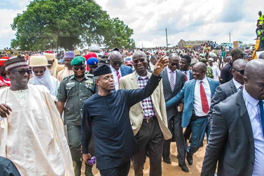 Photos: Acting President, Yemi Osinbajo, visits collapsed Mokwa-Jebba ...