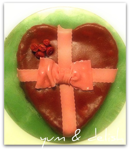 Yum & Delish: Fondant Ribbon Rose Cake and Red Heart Cake