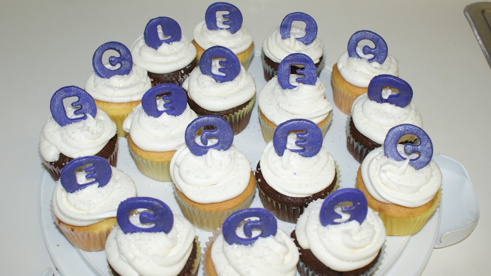 Katinka's Sweet Treats: Monogram Cupcakes