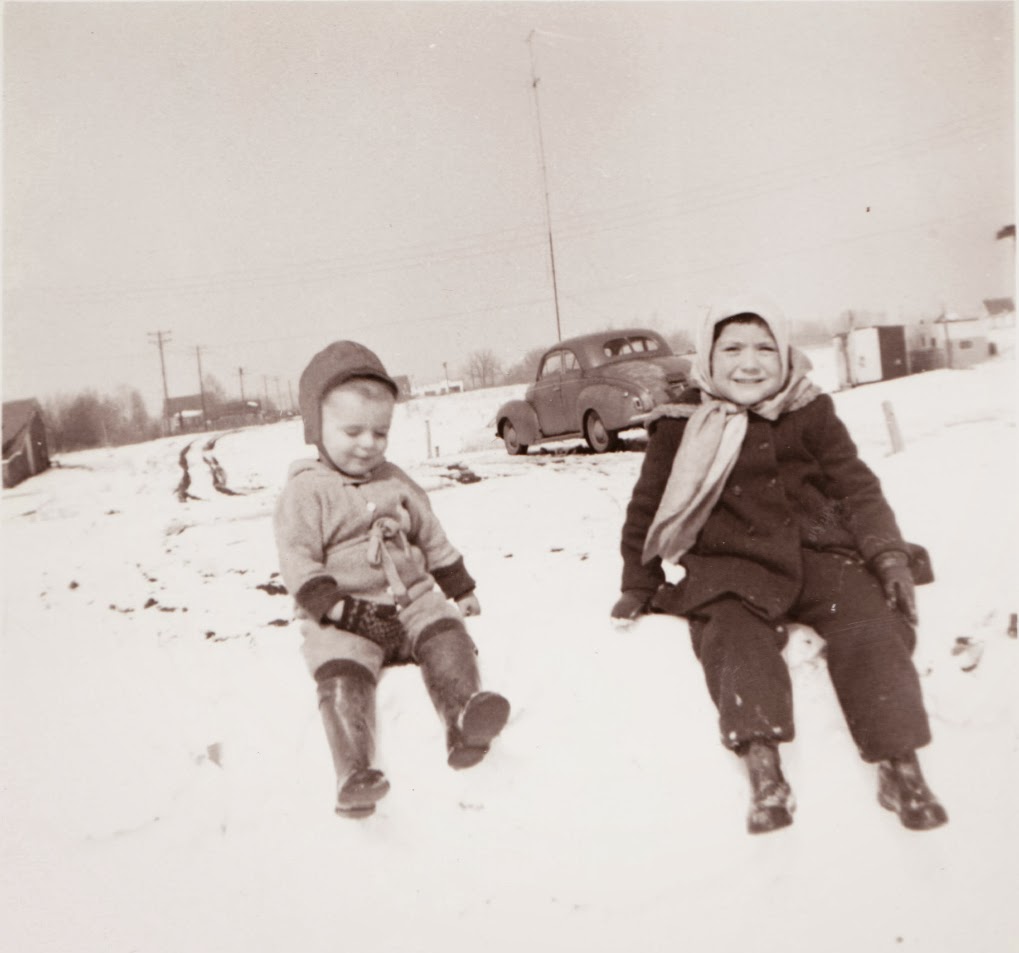 Papergreat: Vintage photographs of kids playing in the snow